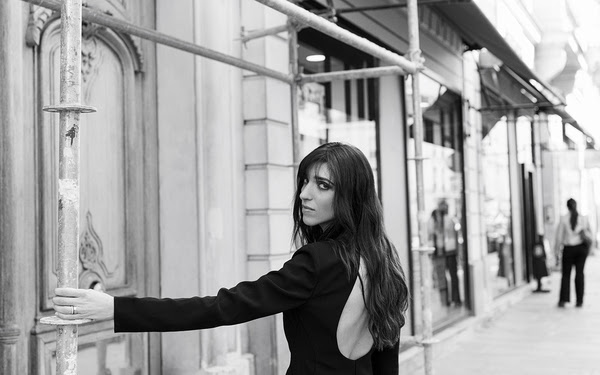 Julia Guez dévoile « Des Vies » : un retour éclatant entre pop poétique ...